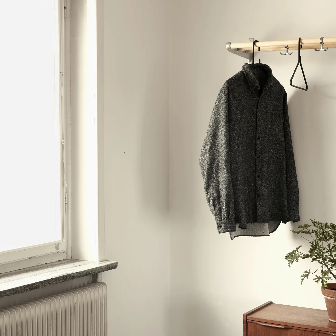 Nostalgi hatthylla, skohylla - Essem Design → NordicNest.se