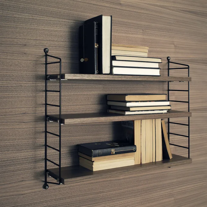 Stringhylla Pocket valnöt-svart - String → NordicNest.se