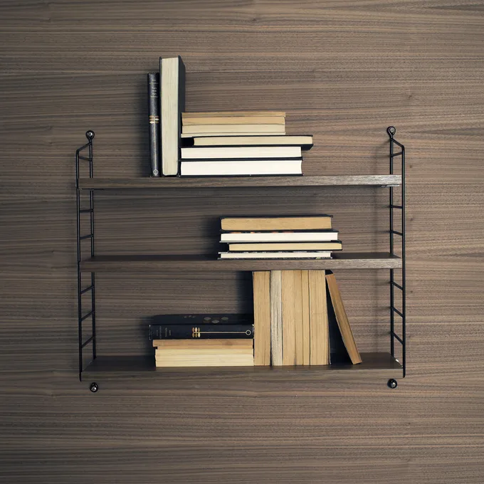 Stringhylla Pocket valnöt-svart - String → NordicNest.se